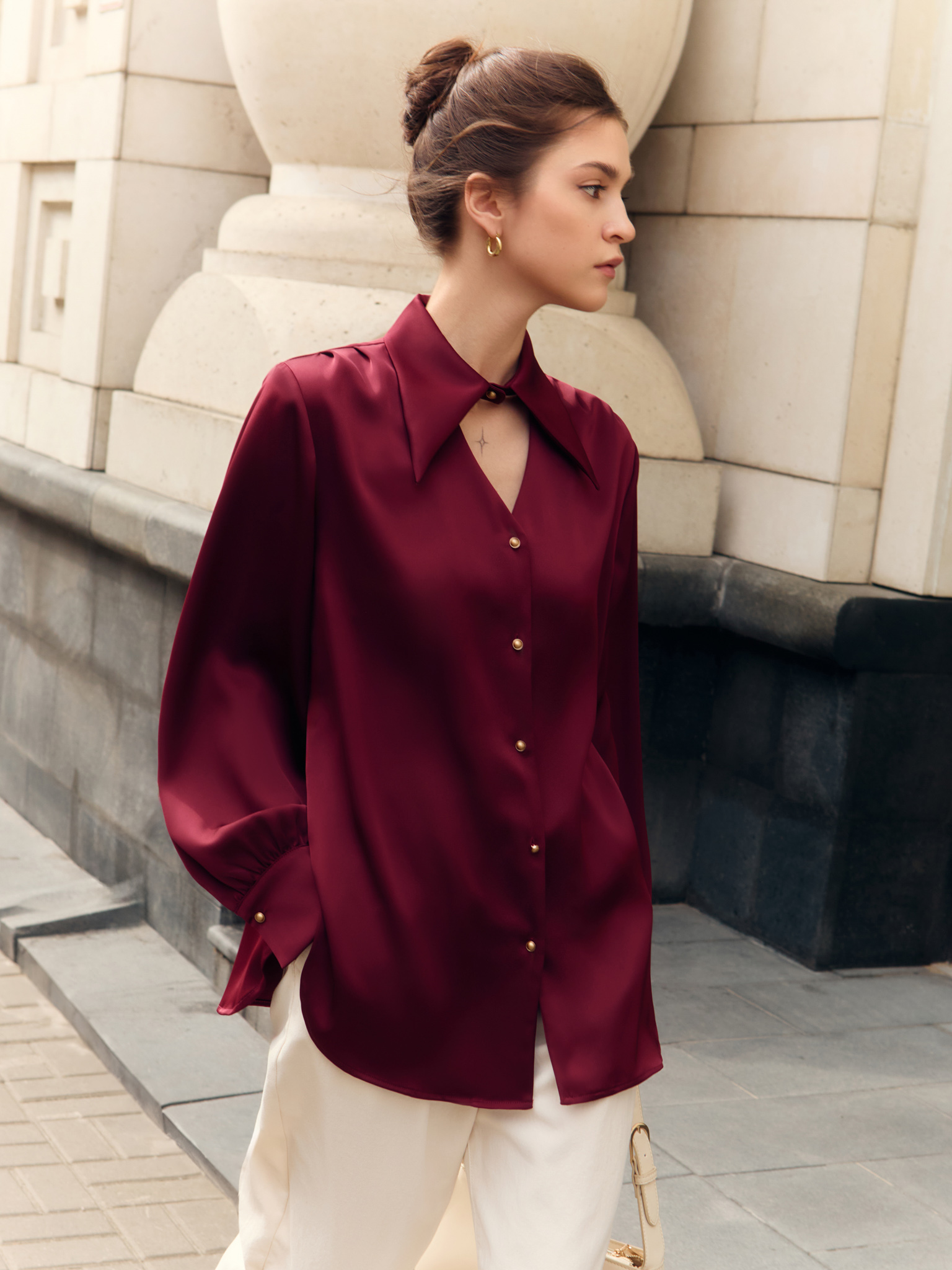 Струящаяся блуза с вырезом на шее :: LICHI - Online fashion store