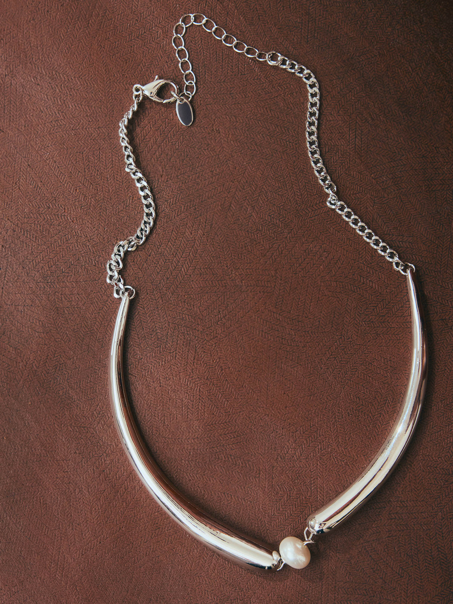 Smooth metal necklace with pearl decoration :: LICHI - Online fashion store