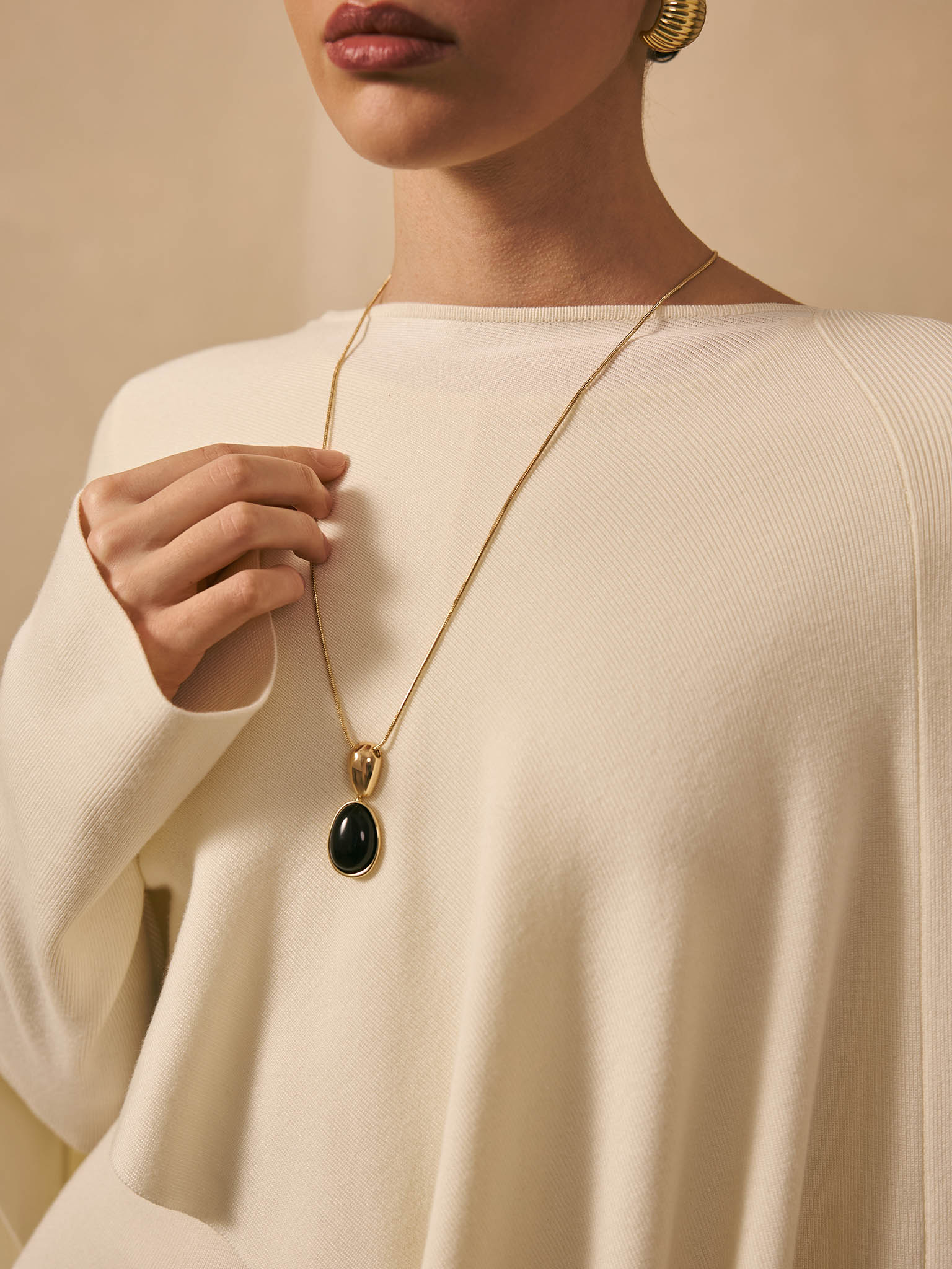 Slim chain with contrasting pendant :: LICHI - Online fashion store